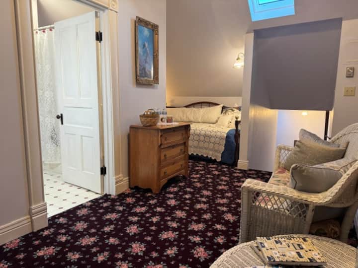 Maple Suite | No5 | The Wen Inn - Sleeps 5 - Lanesboro, MN