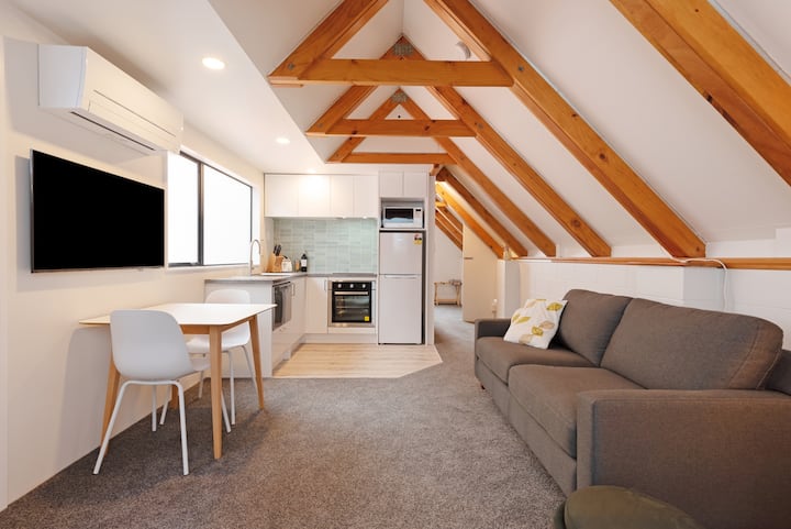 Charming & Self Contained With Free Carpark - Wellington