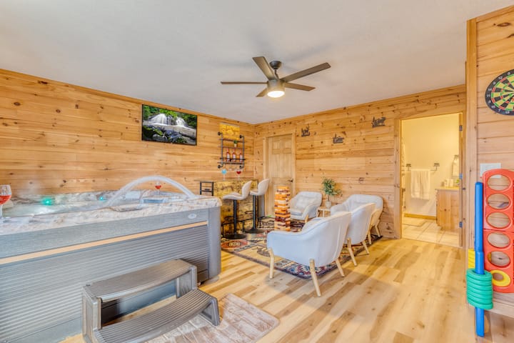 Size Matters 2 Cabin!  Indoor Hot Tub/fire/lounge - Blue Ridge, GA