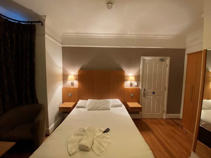 Double Ensuite Room - Buckingham Hotel - Rm 2 - High Wycombe