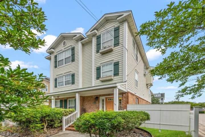 Serene Beach Retreat! Two Min Walk To The Beach - Virginia Beach, VA