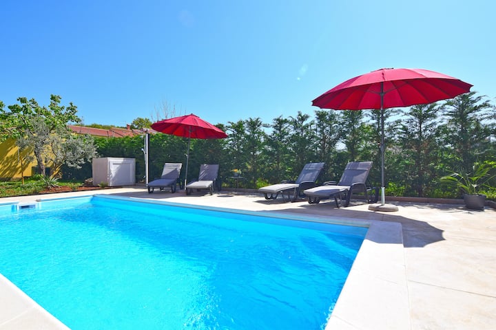 Cozy House With Private Pool - Pula