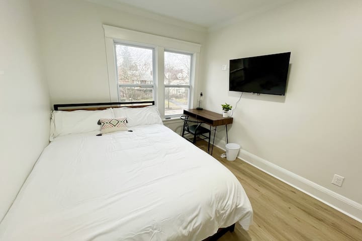 Large Room With Tv Near Hospital - Cleveland