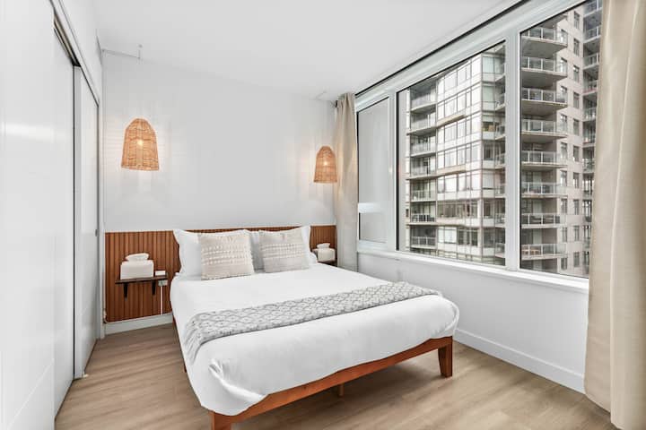 City Views/balcony/skytrain/sleeps 4/natural Light - New Westminster