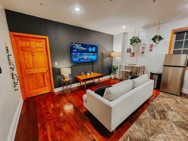 Downtown | King Bed | 2 En-suite Bathrooms | 65"tv - Philadelphia