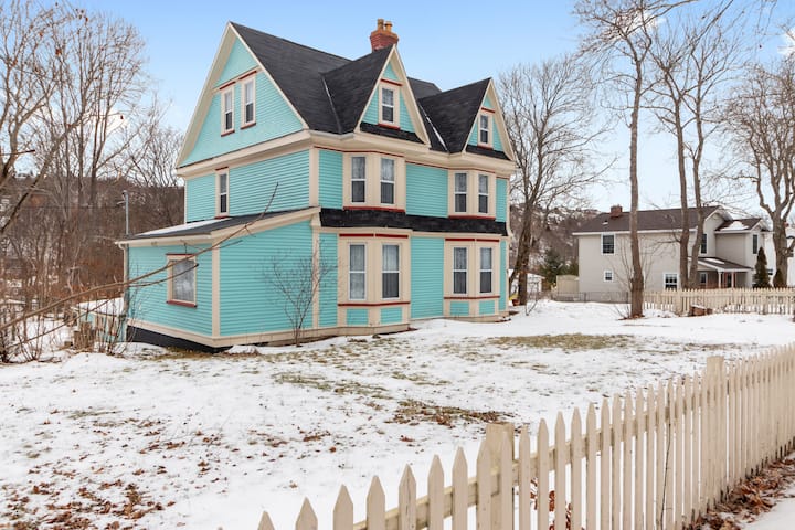 Powell House - 5bd Heritage Home - Carbonear