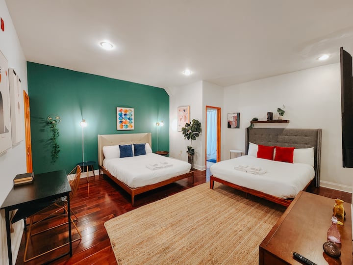 Prime | King Bed | 2 En-suite Bathrooms | 65"tv - Philadelphia, PA