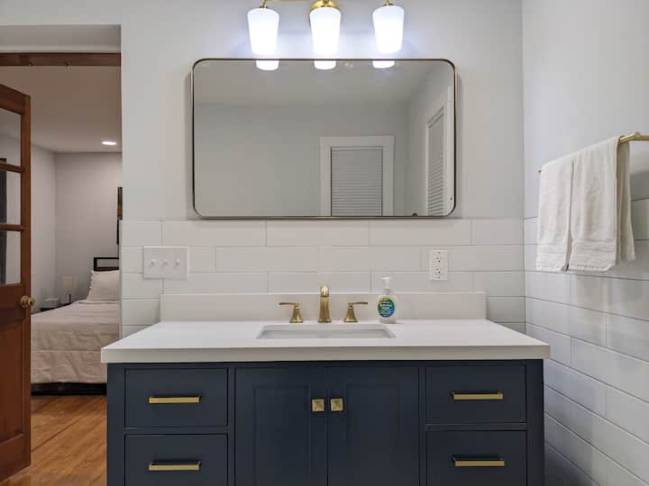 Soaking Tub | King Bed | 65-inch Tv - Mount Pocono, PA