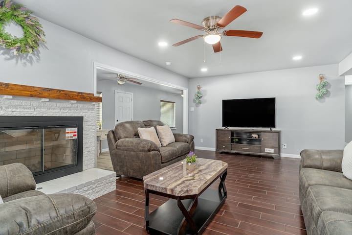 Home In Dallas / Entire Home - Dallas