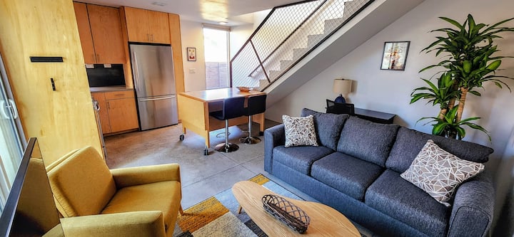 Chic Townhome Retreat Nestled Dt - Albuquerque, NM