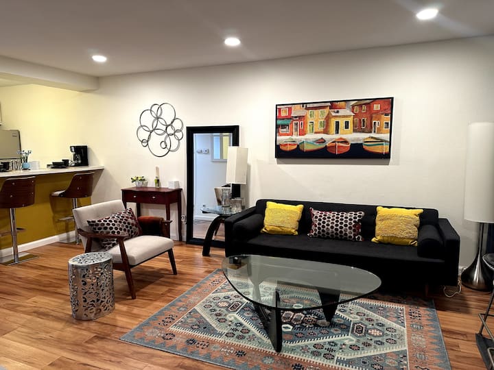 Quaint Resort Style Studio - West Hollywood, CA