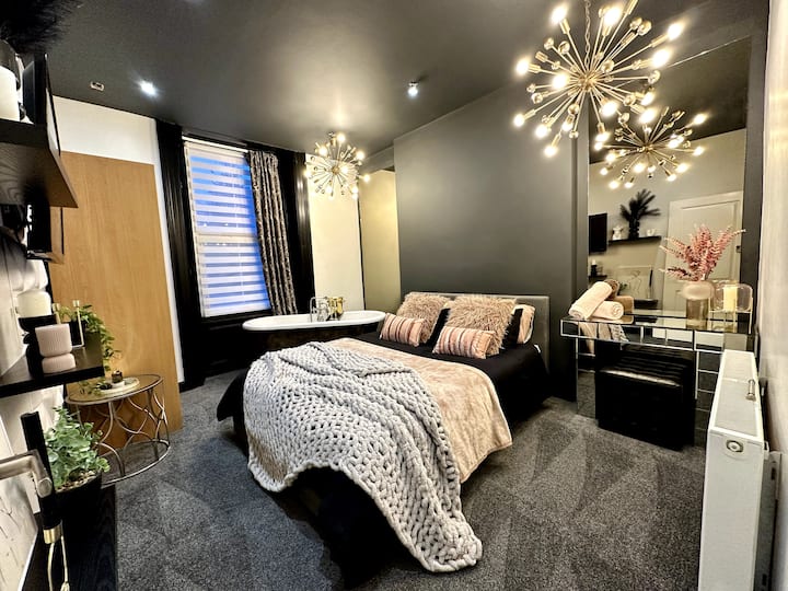 Cinema Flat With Bathtub Bedroom - Newcastle upon Tyne
