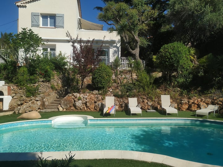 Villa Avec Piscine Chauffée Proche Centre Et Plage - Fréjus