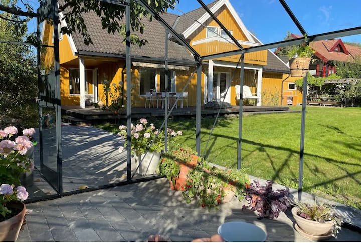 Lyst Og Fint Hus Med Solrik Hage - Oslo