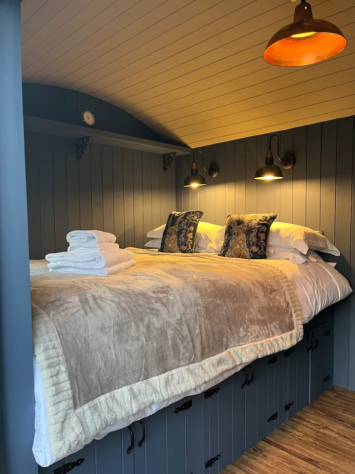 Rustic Shepherd's Hut For 2 - Wetherby