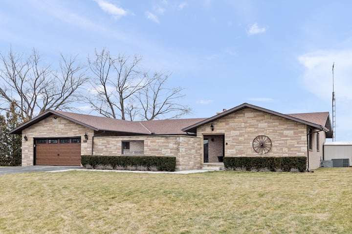 Lakehouse In Lakeshore, Ontario - Lakeshore
