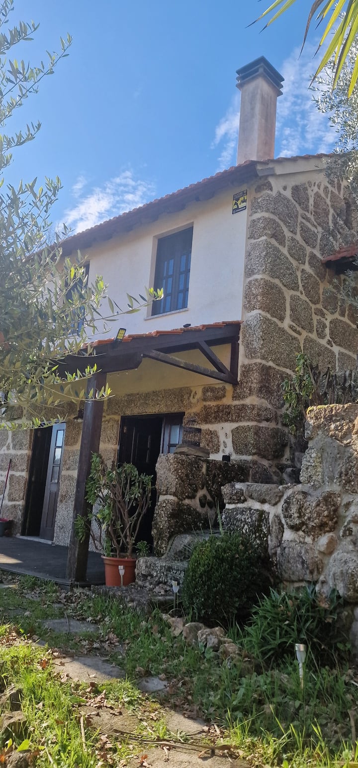 Rustic Retreat-station House - Tondela