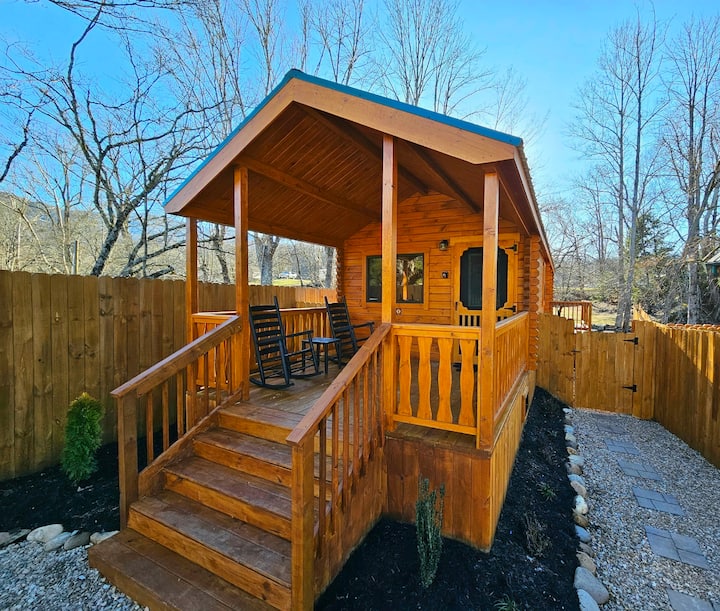 *New* Cozy Creekside Cabin 1 Min To National Park - Cosby, TN