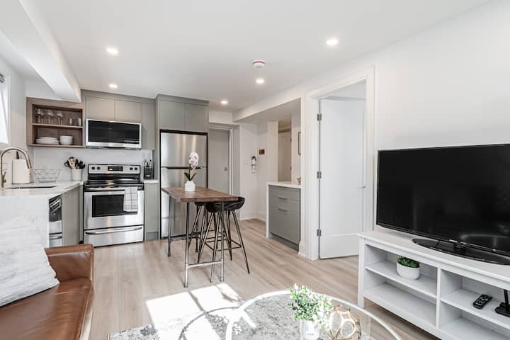 Toronto 2 Beds Garden Level - Free  Laundry - Toronto, ON