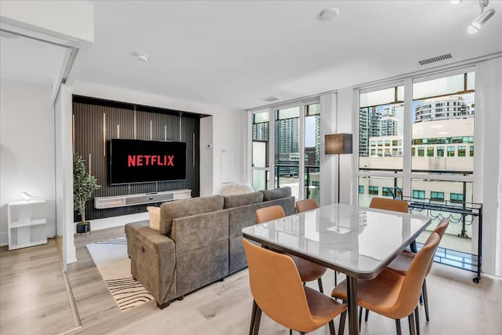 Modern Cn Tower Lux Condo Sleeps 7 - Free Parking - Toronto