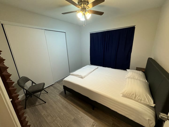 Queen Bed Shared Bath 3 Mins To Airport Relax! - Las Vegas, NV