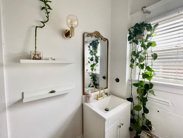 *King Bed* Charming 2 Bdrm Above Cafe! - Vancouver