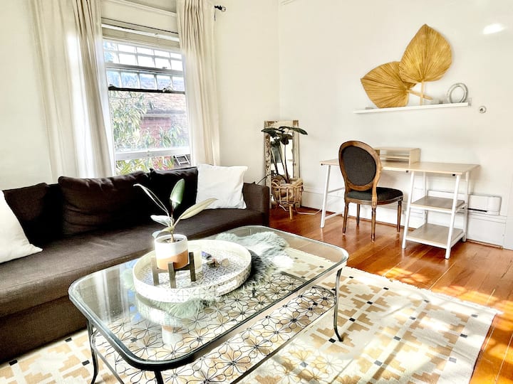 *King Bed* Charming 2 Bdrm Above Cafe! - Vancouver
