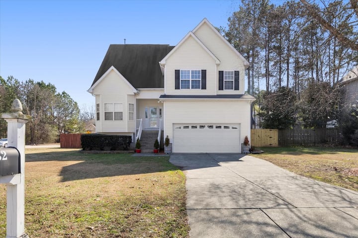 Spacious Retreat Sleeps 11 Close To Downtown - Clayton, NC