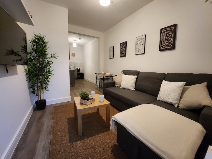Keyless Entry. Fibre Wifi. Hotel Linen. City-15min - Cardiff