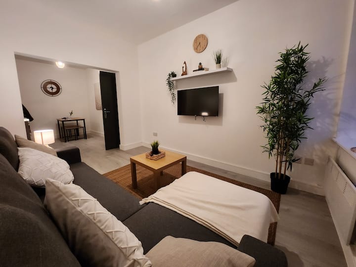 Keyless Entry. Fibre Wifi. Hotel Linen. City-15min - Cardiff