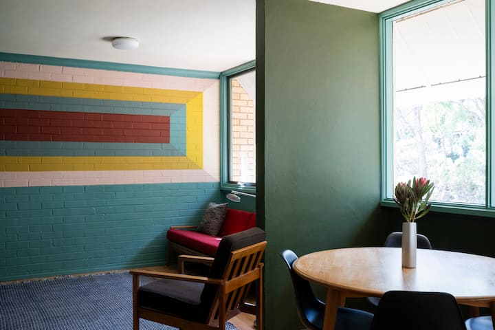 Sun-filled Apt | 2 Mins To Legacy Park! - Canberra