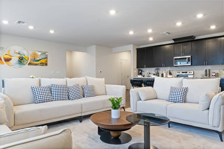 Comfy & Glamorous New Home - Elk Grove