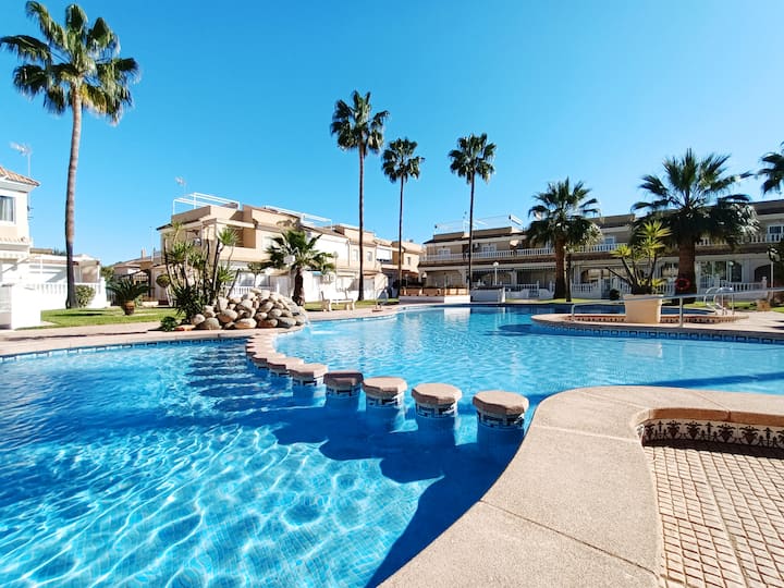 Sunny Home With 2 Pools Near Beach & Golf - Los Alcázares