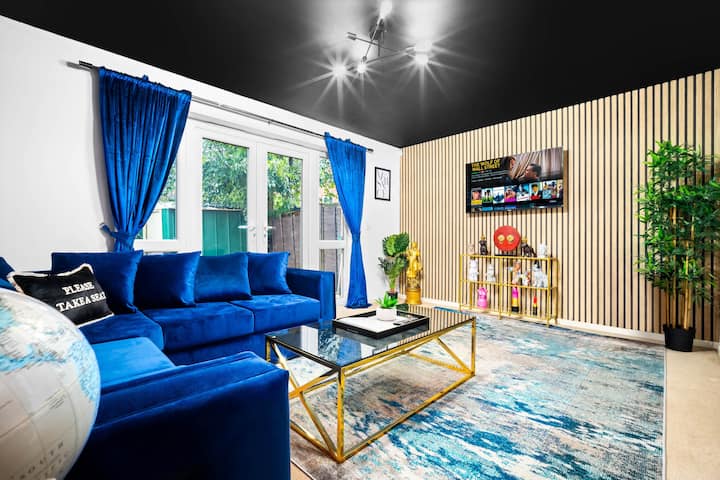 Stylish 4 Bed House - Sleeps 9 - Salford - Parking - Cheshire