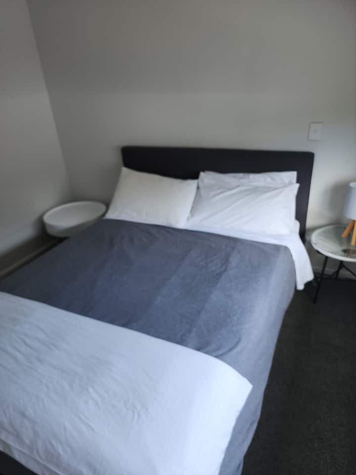 Cosy Bedroom In A Modern House. - Queenstown