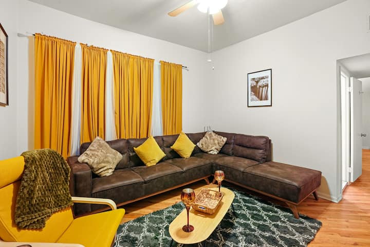 Modern 2br Gem: Mins From Downtown & Laundry - Chicago, IL