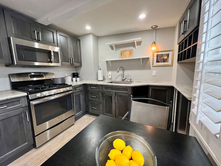 Quiet Downtown Burlingame | 30+ Executive Stays - Burlingame, CA