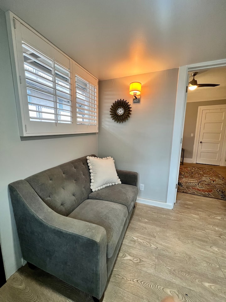 Cozy Downtown Burlingame Apt. | Easy Parking | 1/1 - San Mateo, CA