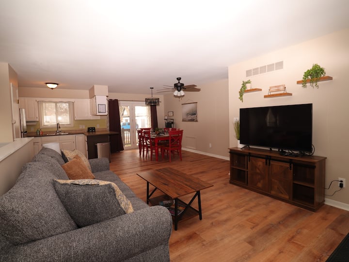 King Bed In The Heart Of Entertainment - Auburn Hills, MI
