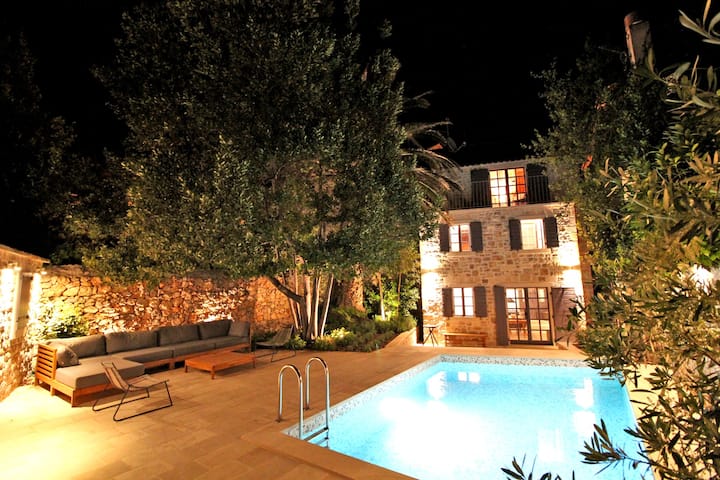 Enchanting Stone Villa In Center - Bol