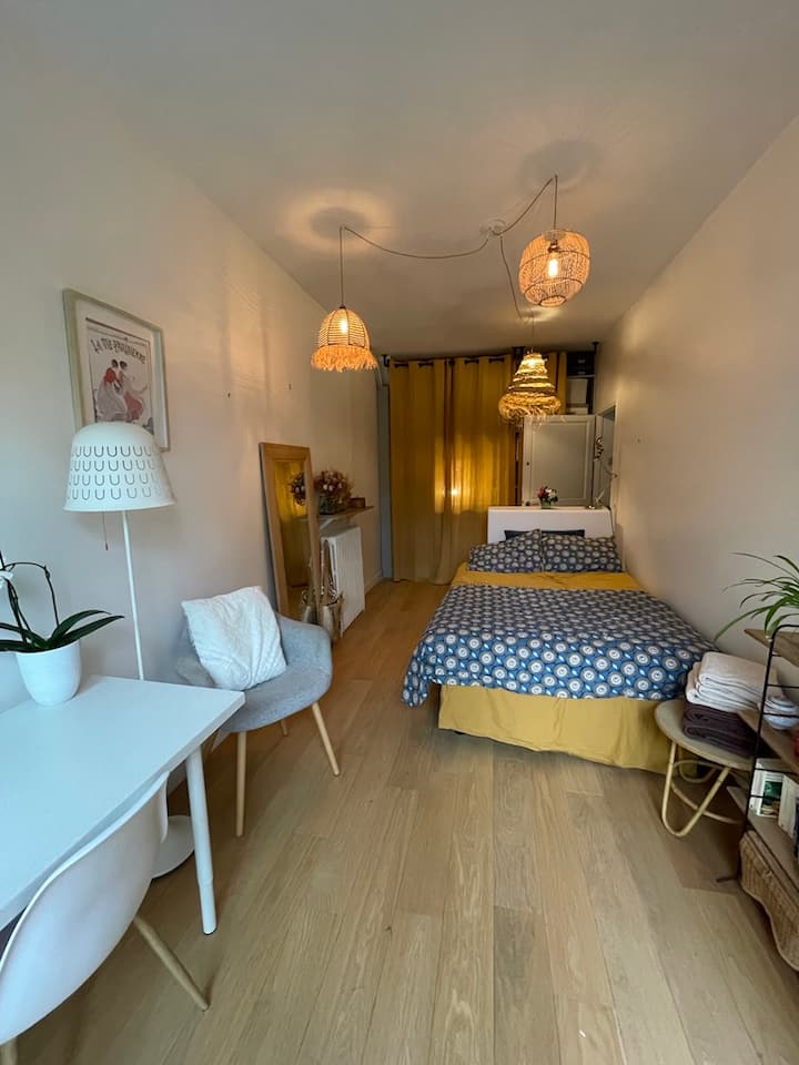 Espace Privatif Dans Maison, Avec Acces Jardin - Versailles