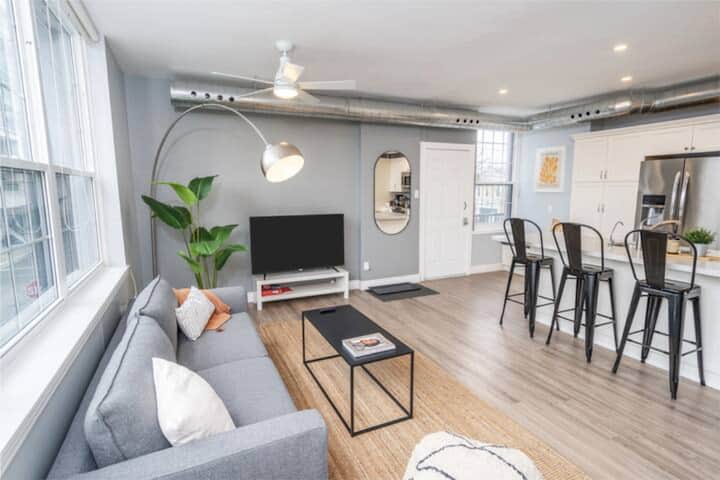 2 Bedroom+ Parking | Walk To Brant Street Pier - Burlington