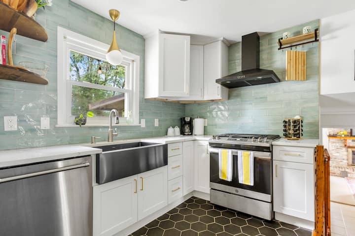 Renovated Stylish Split-level - North Charleston, SC