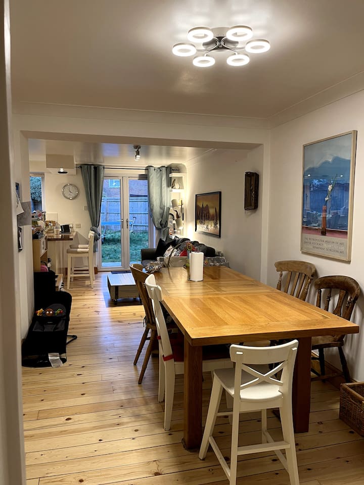 Spacious And Modern Family Home - Oxford