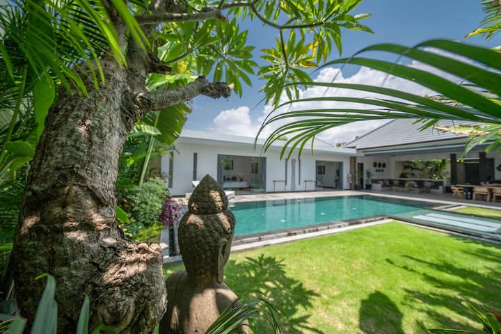 Promo! Elegant 3br Villa Tira In Central Seminyak - Bali