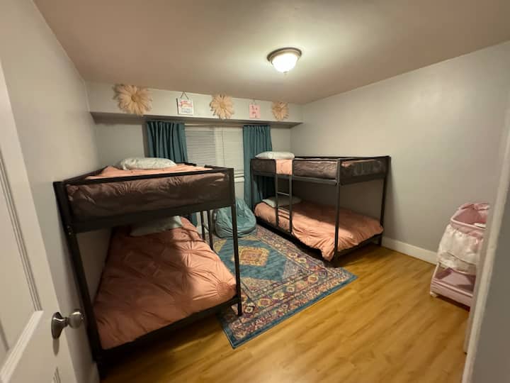2 King Beds, Insurance Housing | Temporary Home - Royal Oak, MI