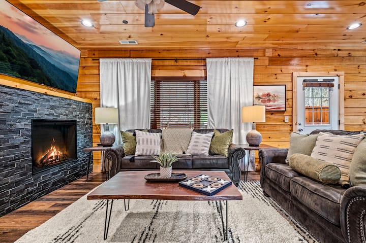 5br Prime Pf: 2 Hottub| Arcade| Theater |Pooltable - Pigeon Forge, TN