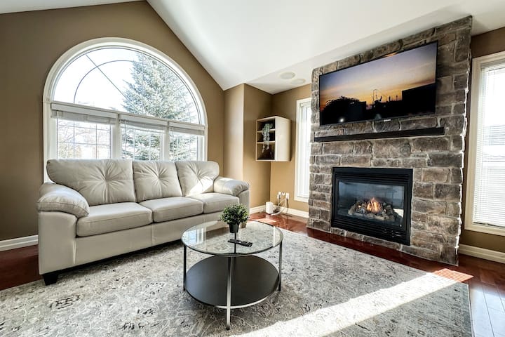 Suburban Luxury 5 Bedroom Property - Thunder Bay