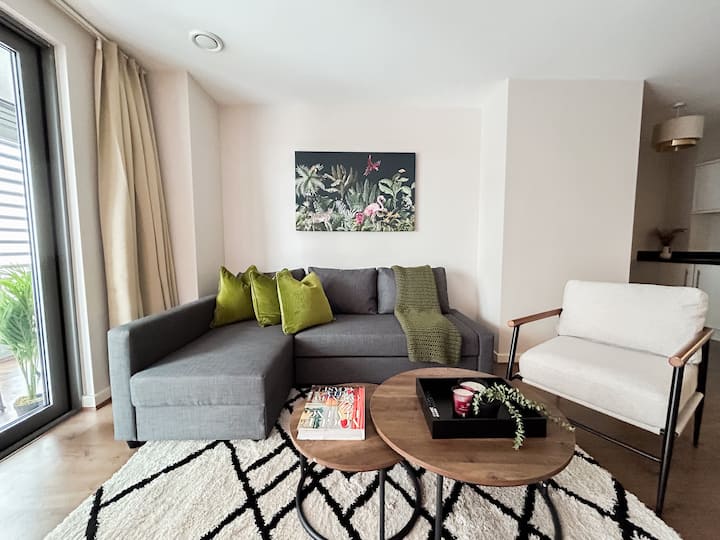 Stylish Urban Sanctuary With Parking - 賓福特