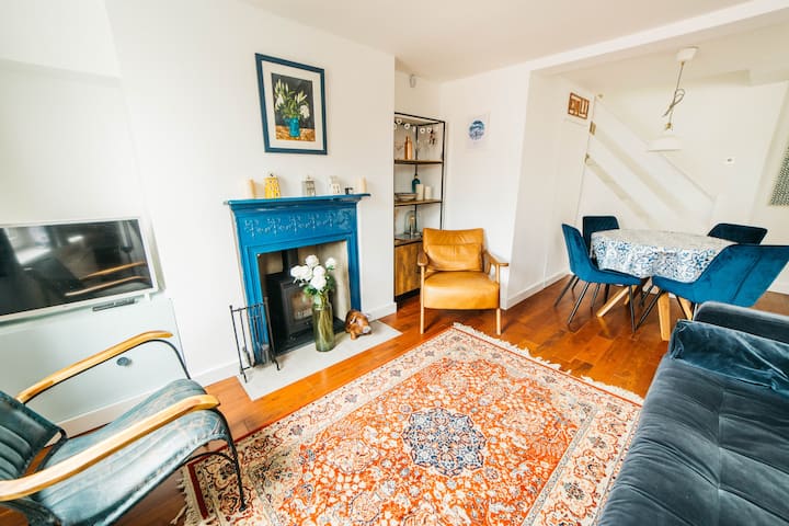 Charming & Stylish 2-bed House - 20 Min To Centre - Bath